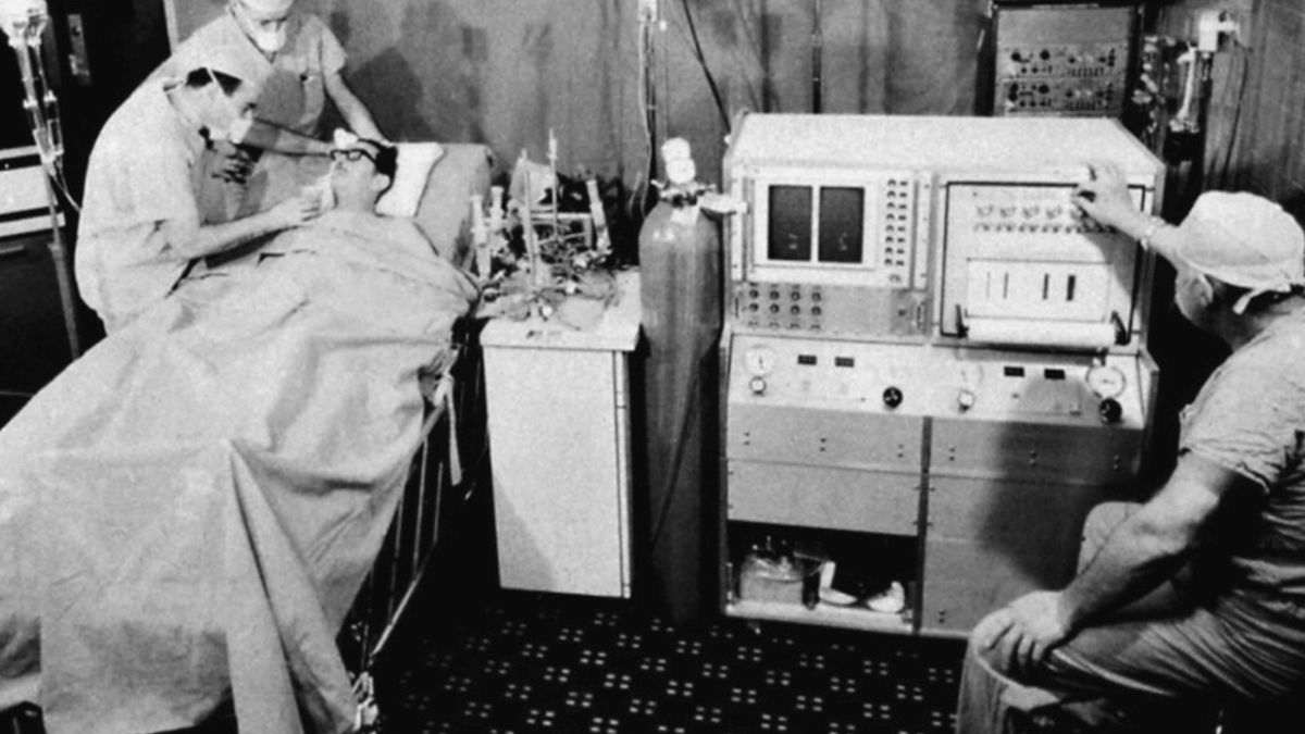 7 घंटे के ऑपरेशन के बाद इस तरह लगाया था इंसान को आर्टिफिशियल दिल