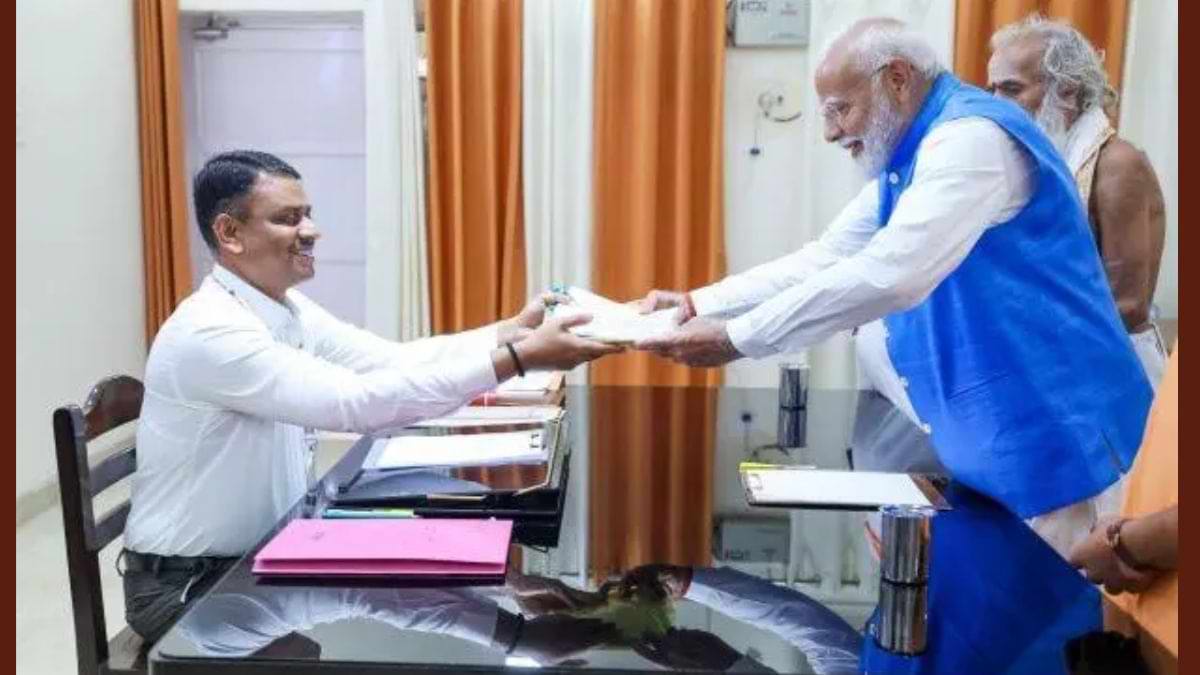 क्यों पीएम मोदी के खड़े रहने के बावजूद रिटर्निंग ऑफिसर ने बैठकर स्वीकारा नामांकन?