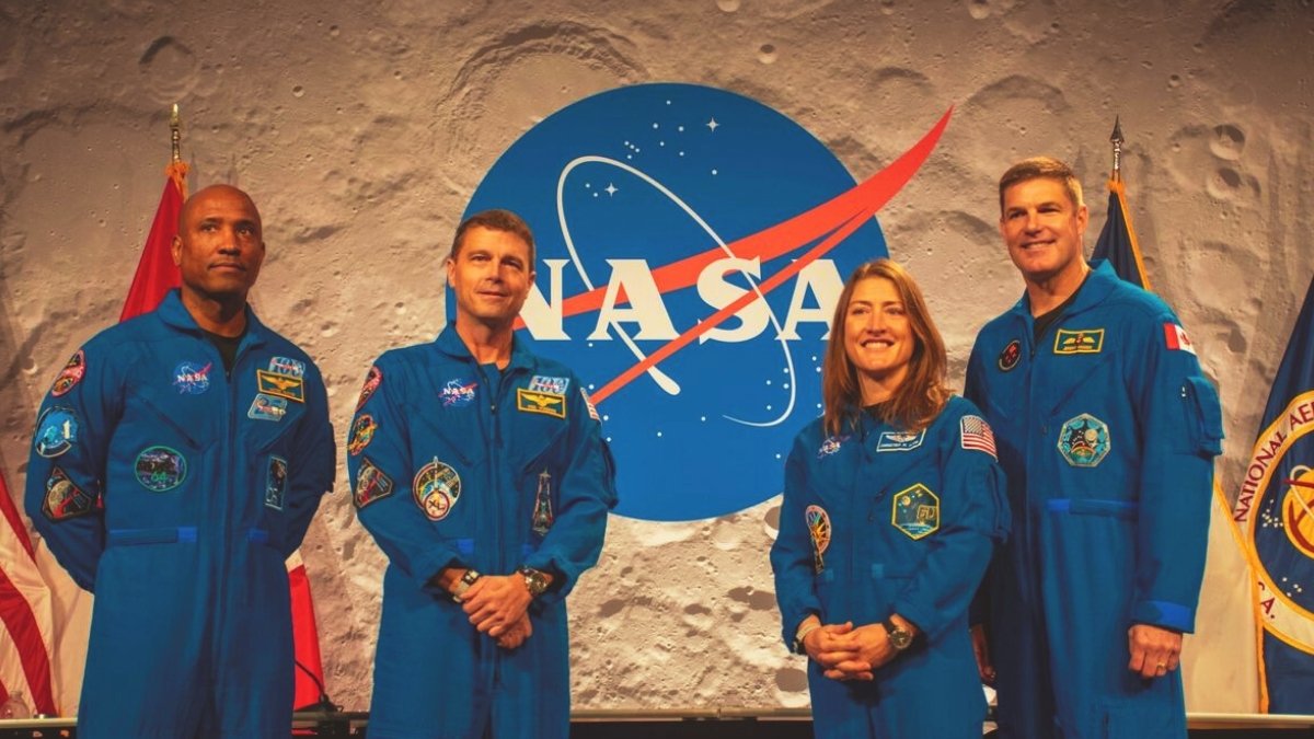 NASA’s First Astronauts to Orbit the Moon in 21st Century