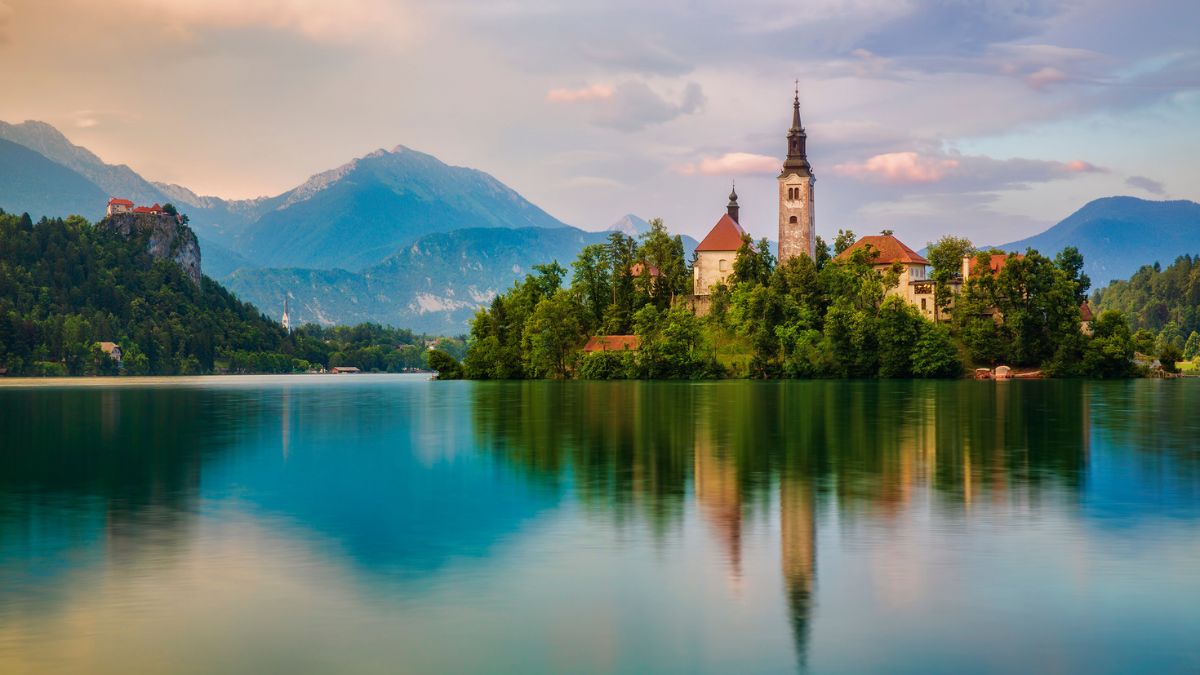 Which Lake Is Known as the Five Flower Lake?