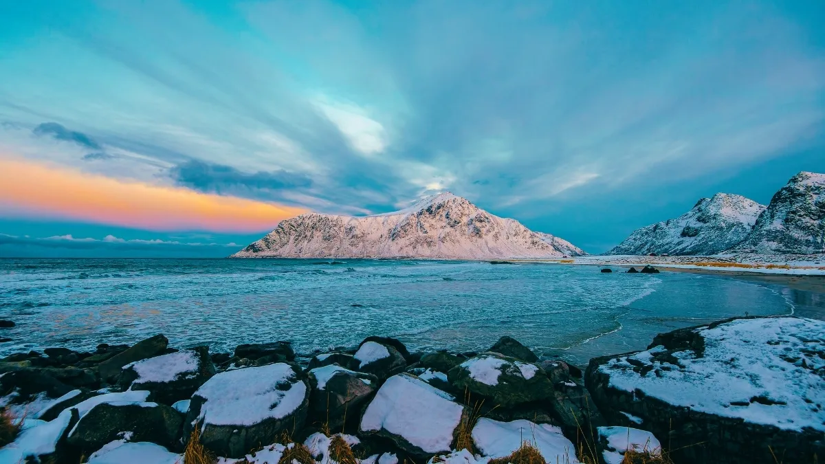 Which Country has No Sunlight for Months?