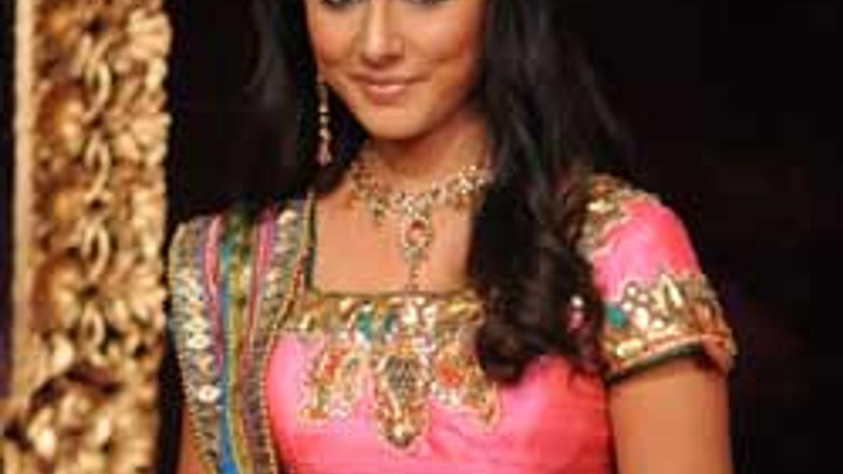 Study well and whatever you do, just do your best: Hina Khan