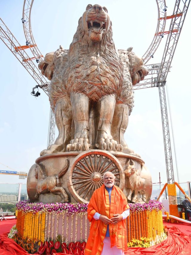 नए संसद भवन कि छत पर लगा कांस्य का 6.5 मीटर ऊंचा अशोक स्तंभ।